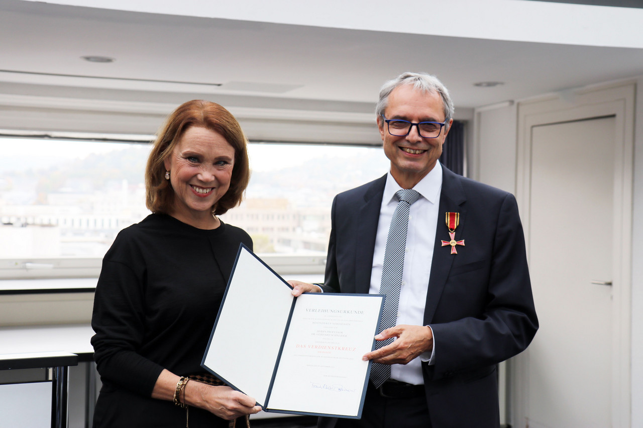 Bundesverdienstkreuz für Prof. Dr. Gerhard Schneider: Baden-Württemberg.de